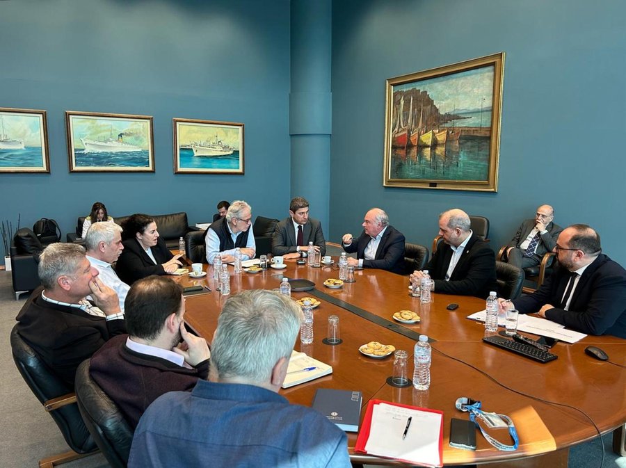 Σύσκεψη στο Υπουργείο Ναυτιλίας και Νησιωτικής Πολιτικής με τα ...